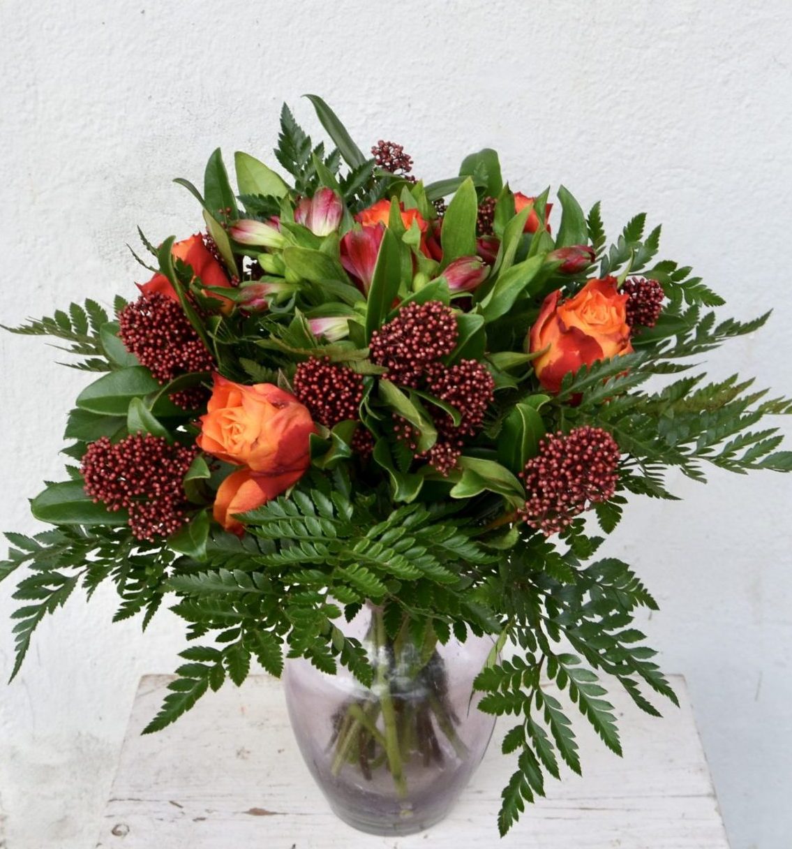 Smuk luftig buket i varme farver » Greeting.dk