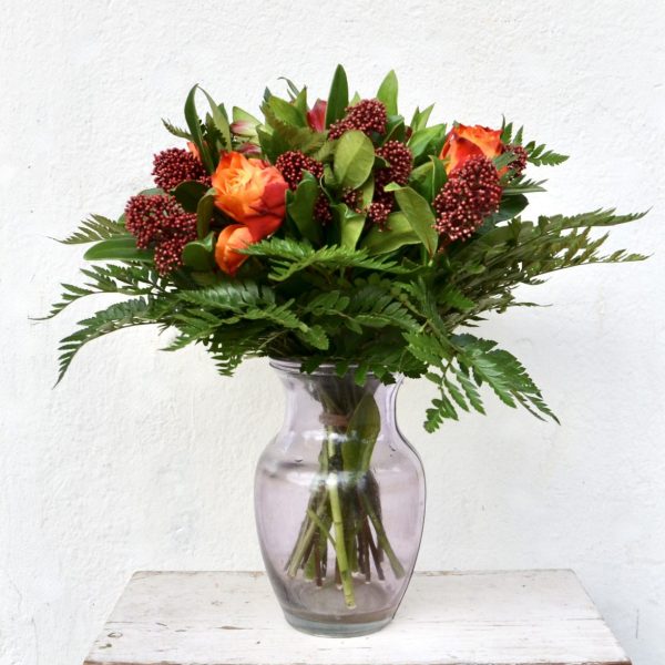 Smuk luftig buket i varme farver » Greeting.dk